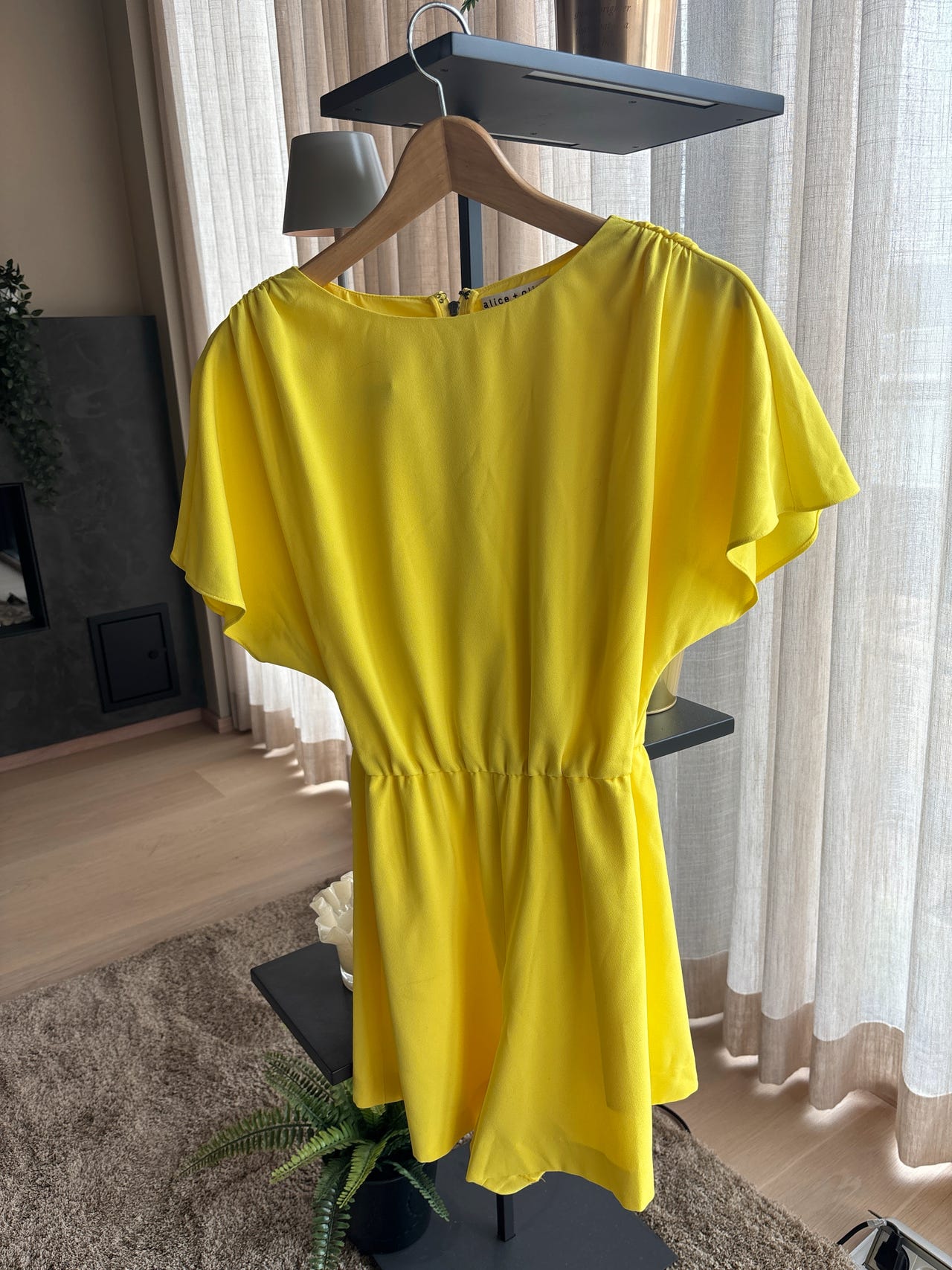 Kul og gul junpsuit fra high end merket Alice+Olivia | FINN-torget