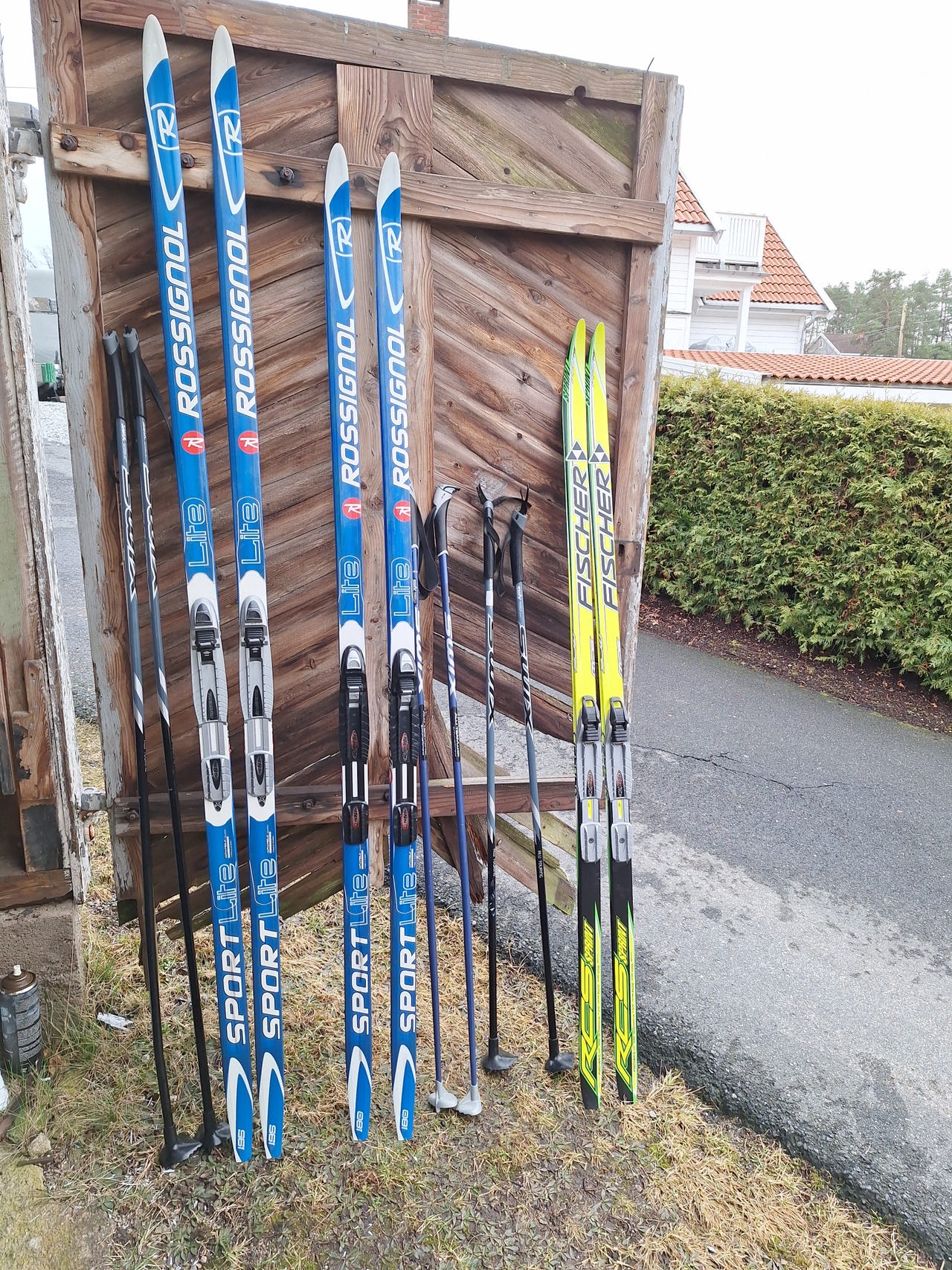 3 par ski og 3 par staver selges. | FINN-torget