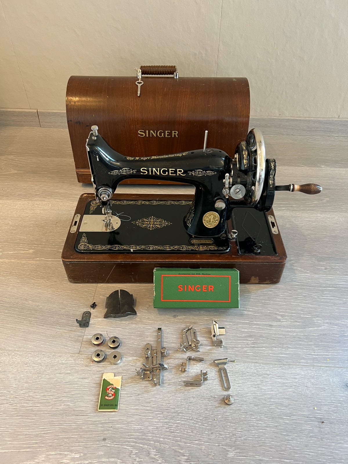 Reservert :SINGER SYMASKIN MED ORIGNAL ESKE OG EKSTRAUTSTYR | FINN-torget