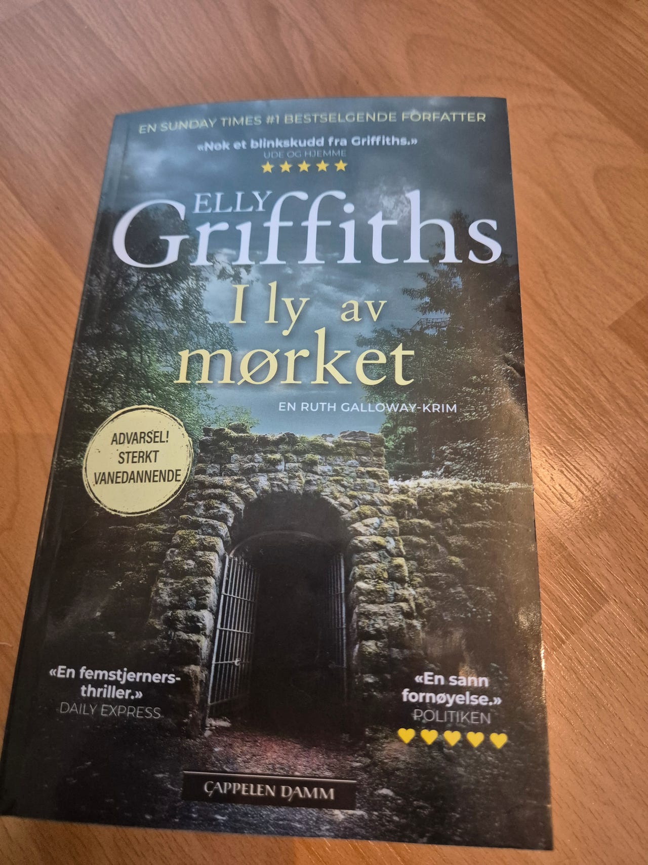 Elly Griffiths - I ly av mørket | FINN-torget