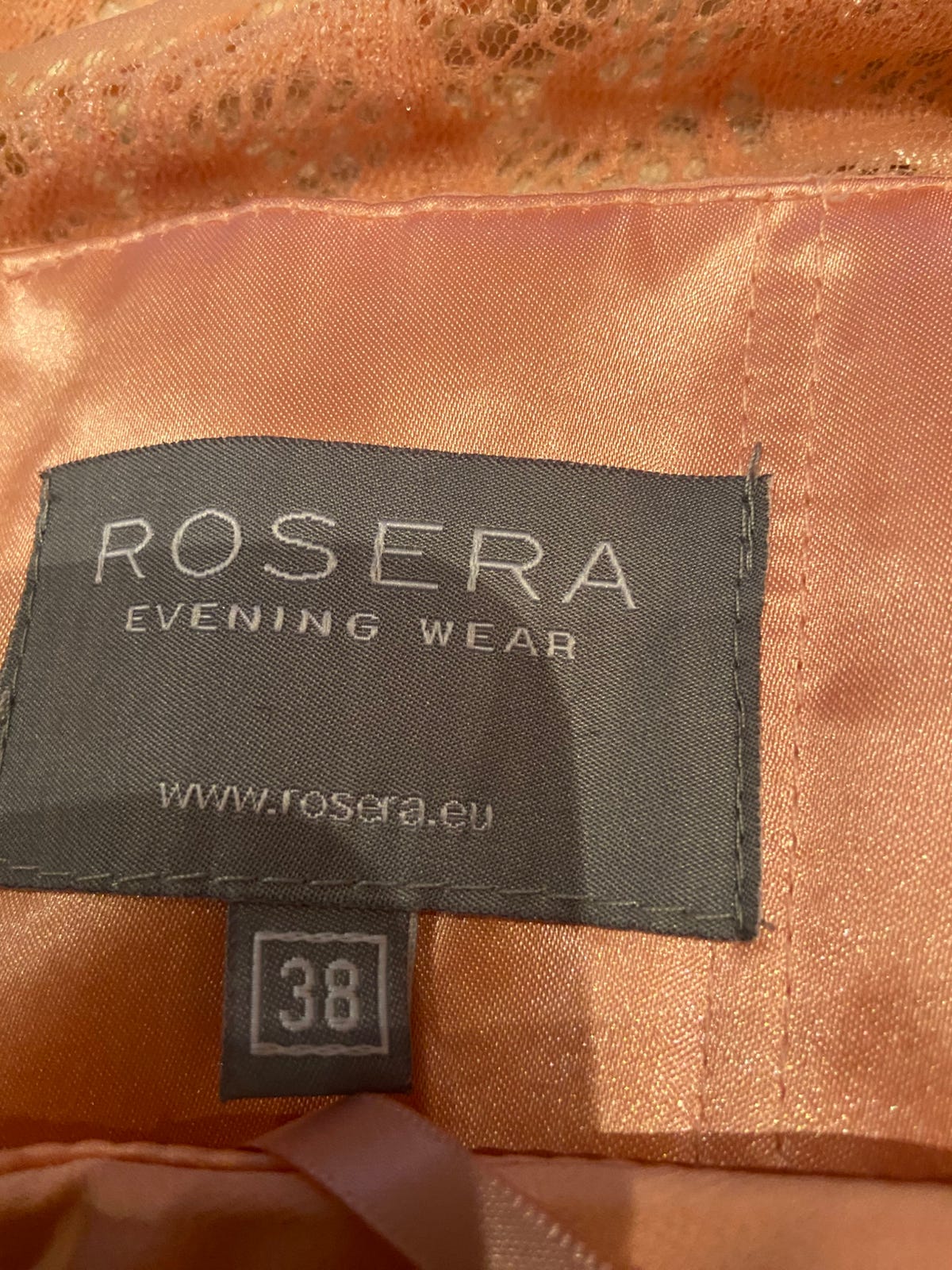 Nydelig lang ferskenfarget selskapskjole | FINN-torget