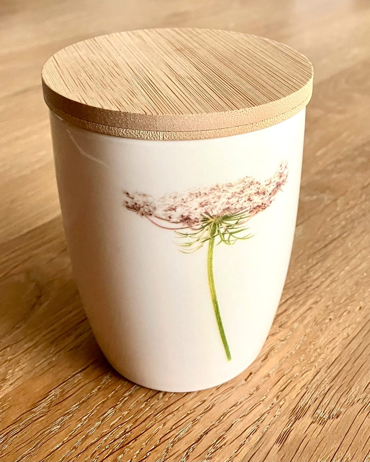 Krus med lokk og blomstermotiv fra danske Simply Flowers | FINN-torget