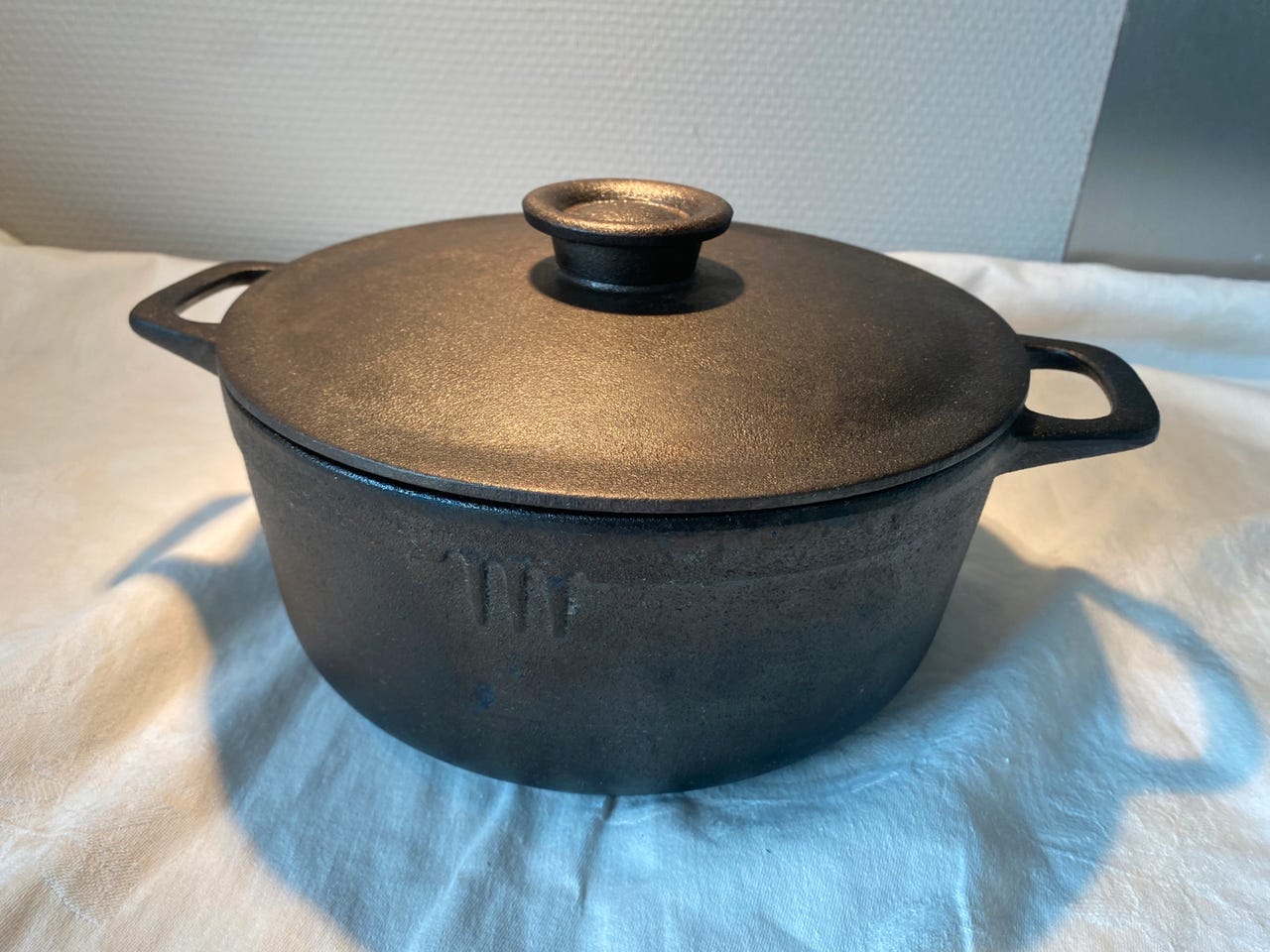 Jerngryte/Støpejern gryte. Med lokk. Velholdt! | FINN-torget