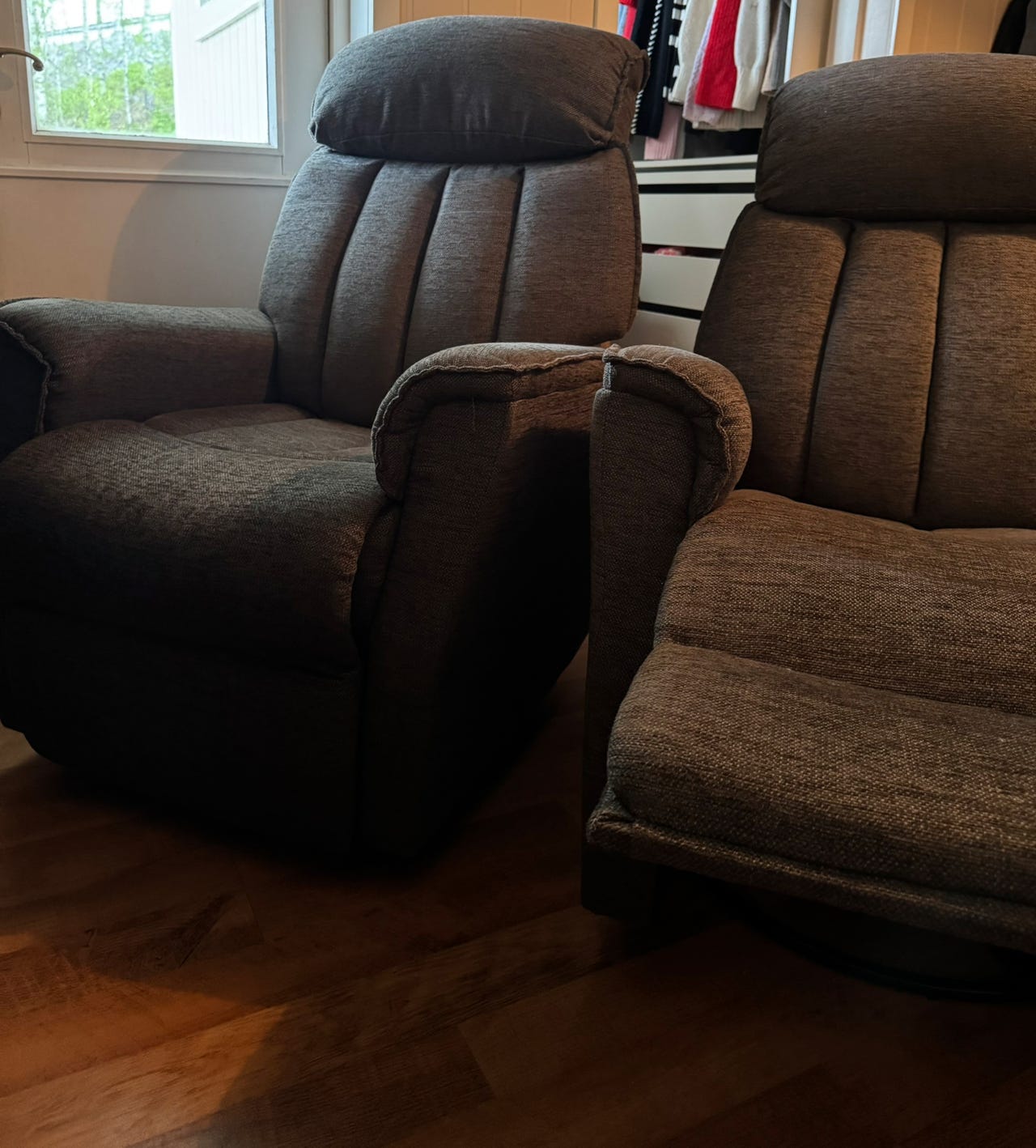 To grå Jordan recliner-stoler fra Skeidar med sving- og gyngefunksjon ...