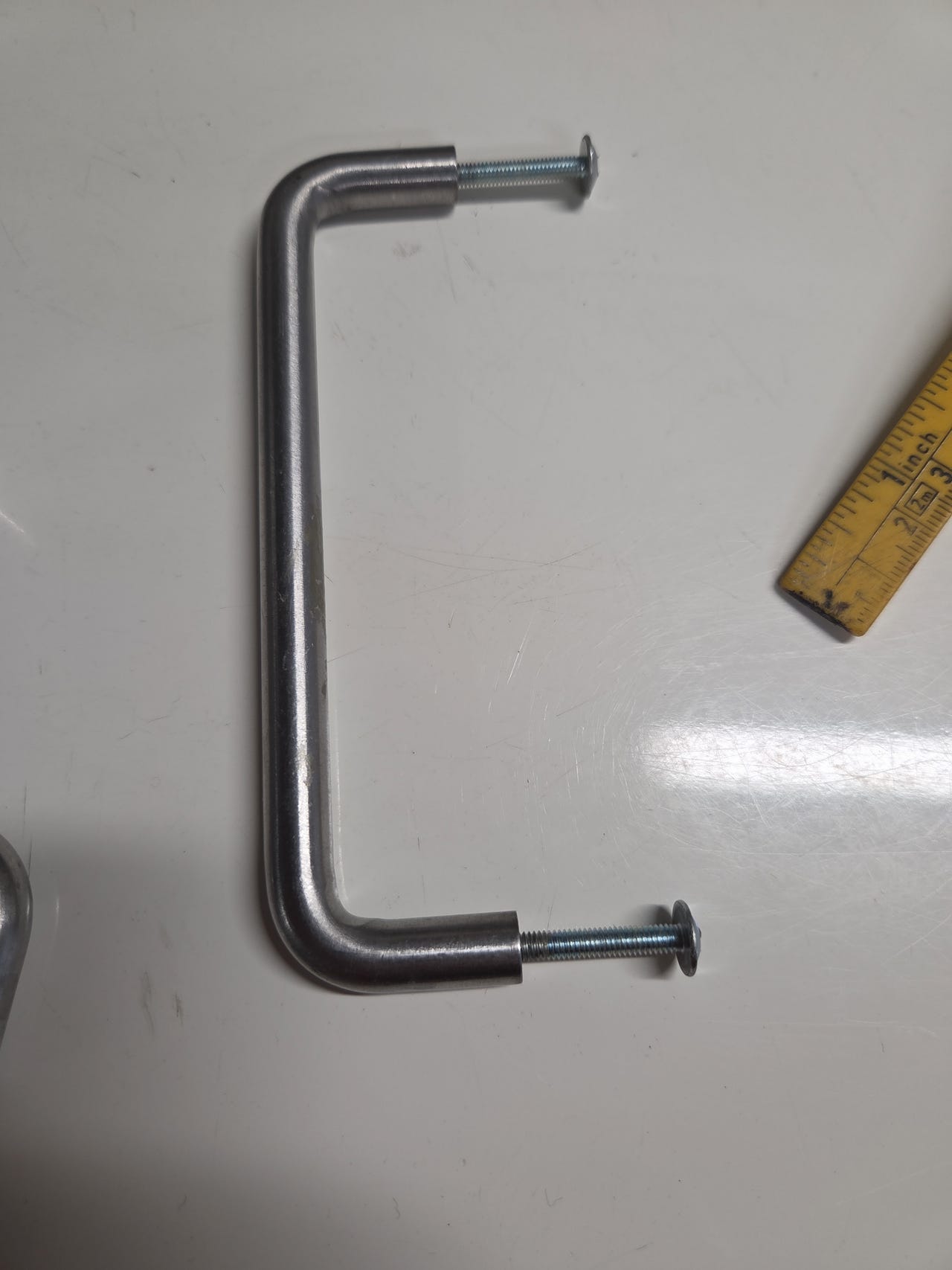 Handtak børstet stål 18 stk. L: 13,8 cm. ca 12.8cm mellom skruehull ...