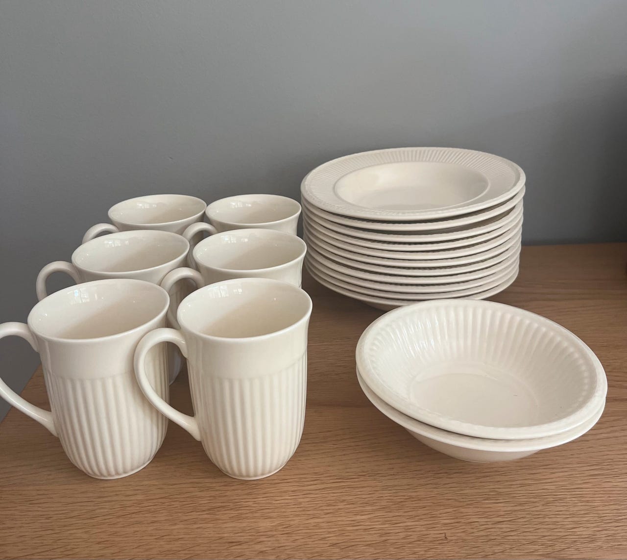 Wedgewood Edme, dype tallerkener (20,5 dm). Krus og skåler er solgt ...