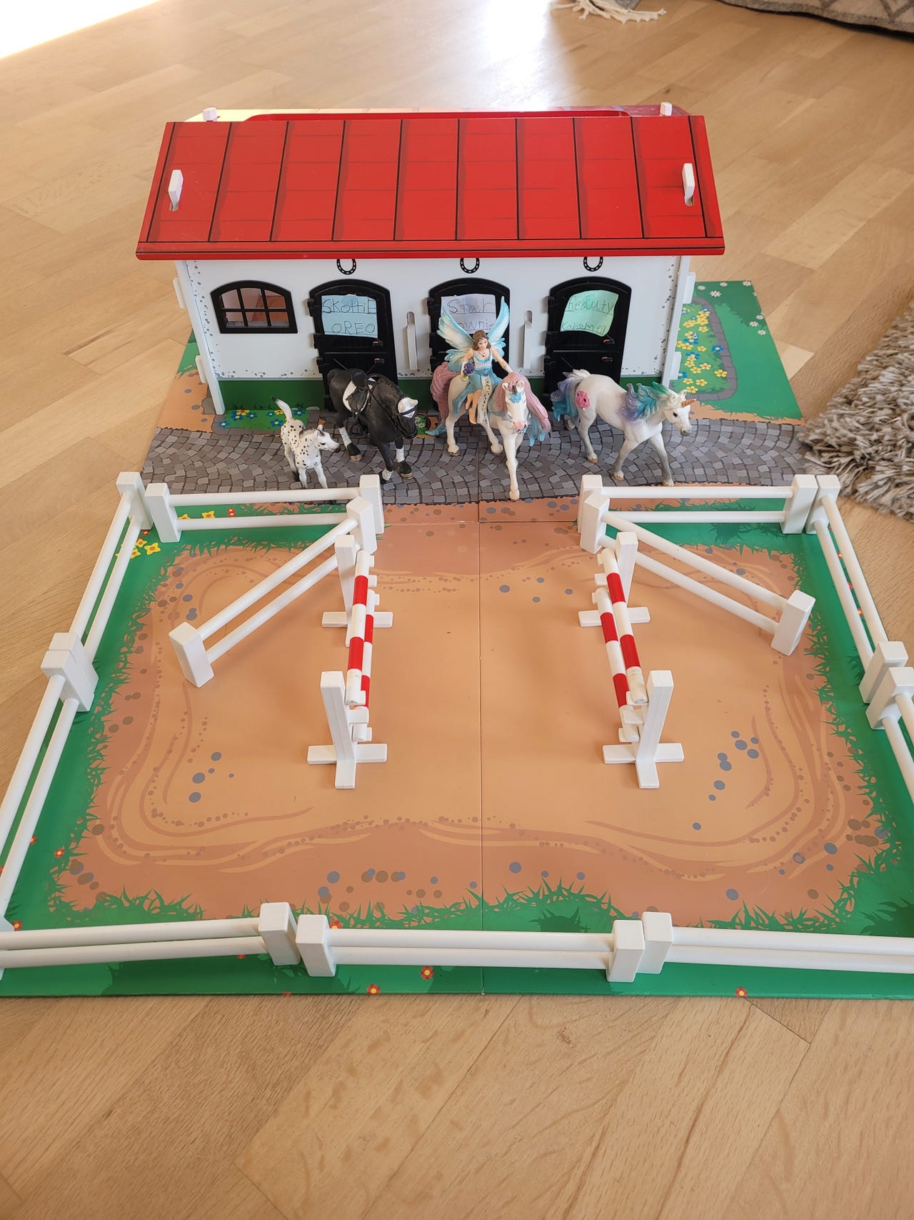 Stall med paddock og hester | FINN-torget