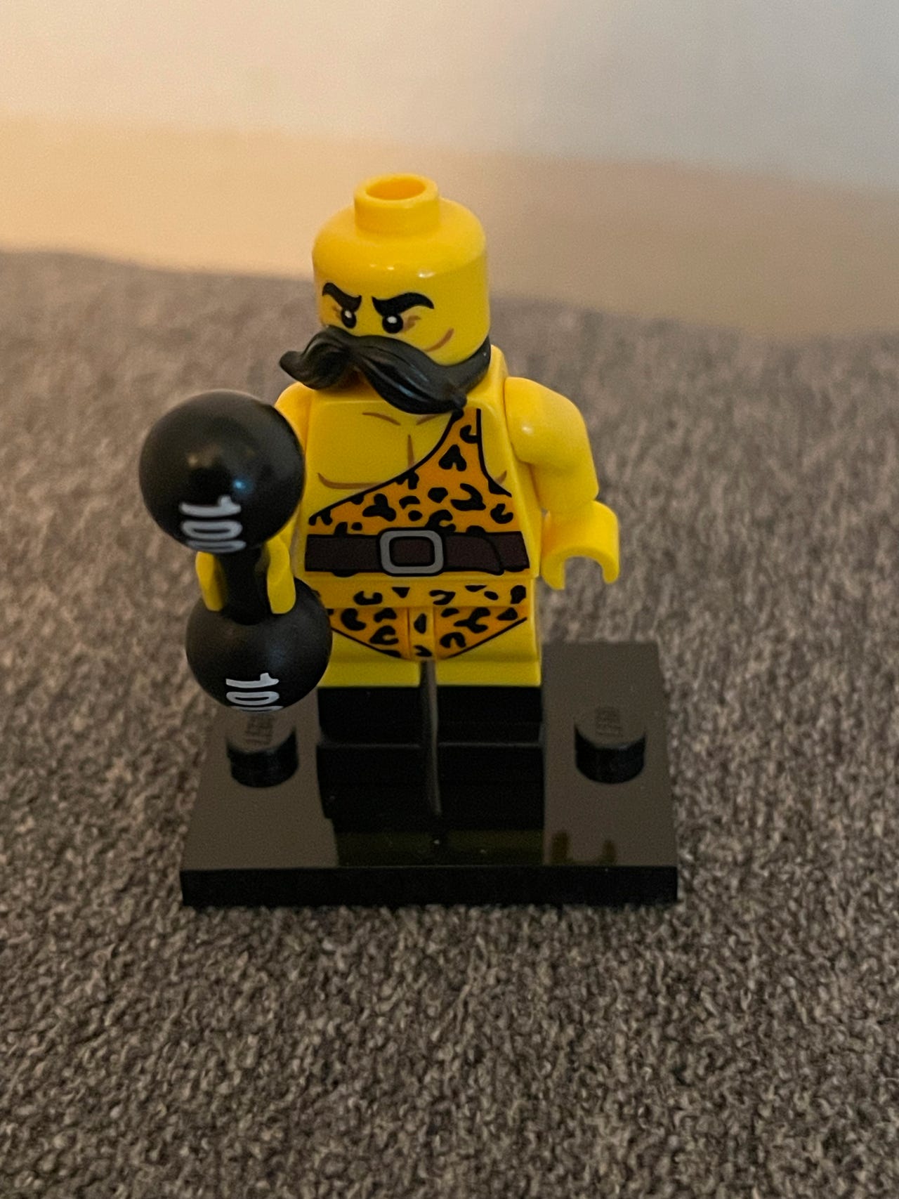 Lego Minifigur CMF Serie 17 Figur 2 Circus Strongman | FINN-torget