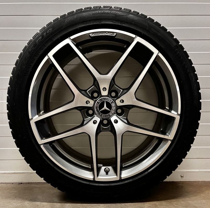 Originale Mercedes GLA (X156) AMG felger med lite brukte vinterdekk R19 ...