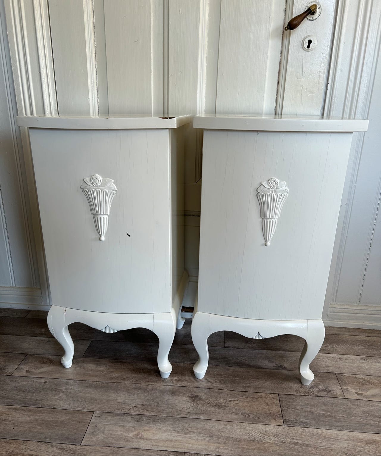 2 stk. nydelige, antikke nattbord i rokokko stil | FINN-torget