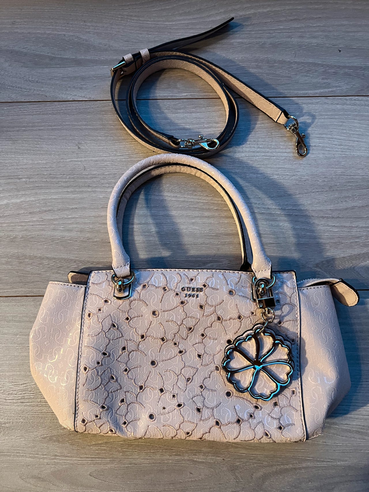 Guess 1981 Lyserosa Floral Bag | FINN-torget
