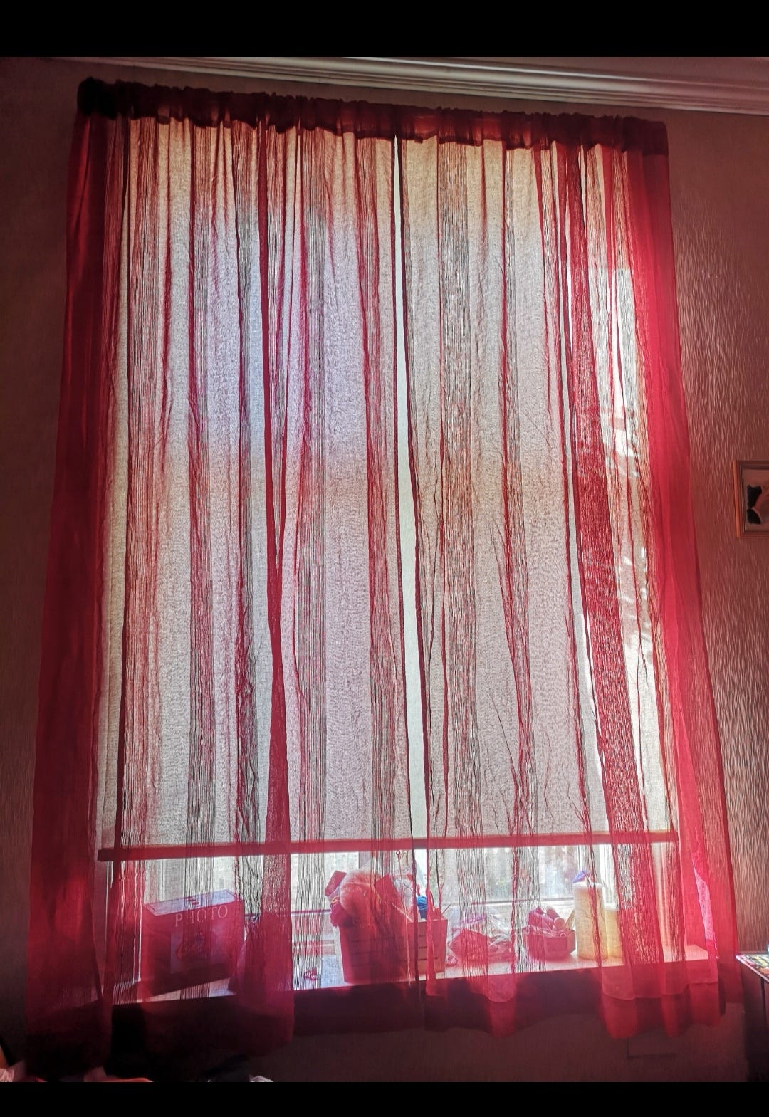 Røde gardiner gis bort | FINN-torget