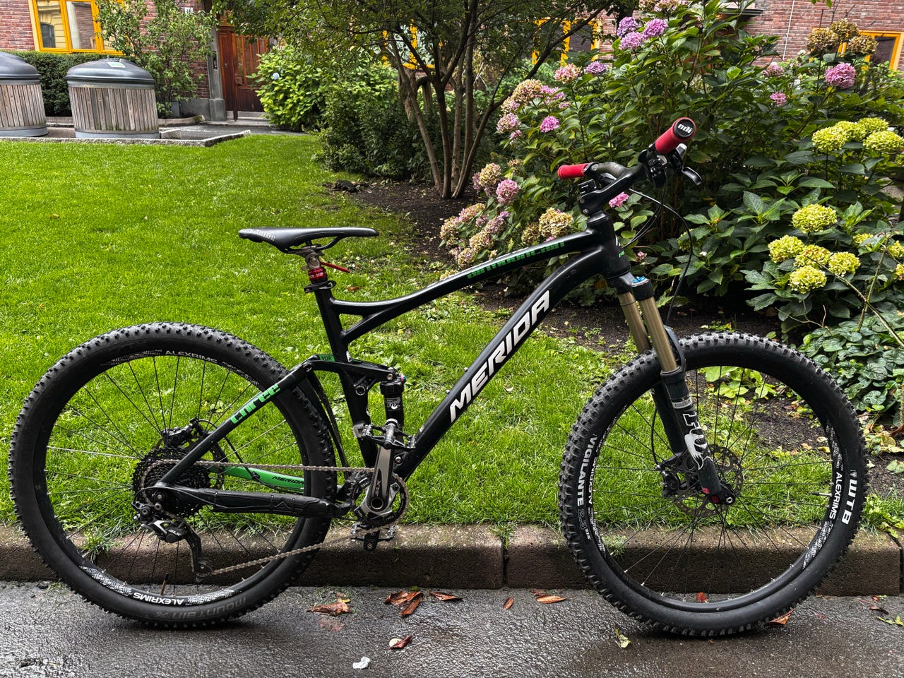 Size M 27.5 Merida full suspension mountain bike. | FINN-torget