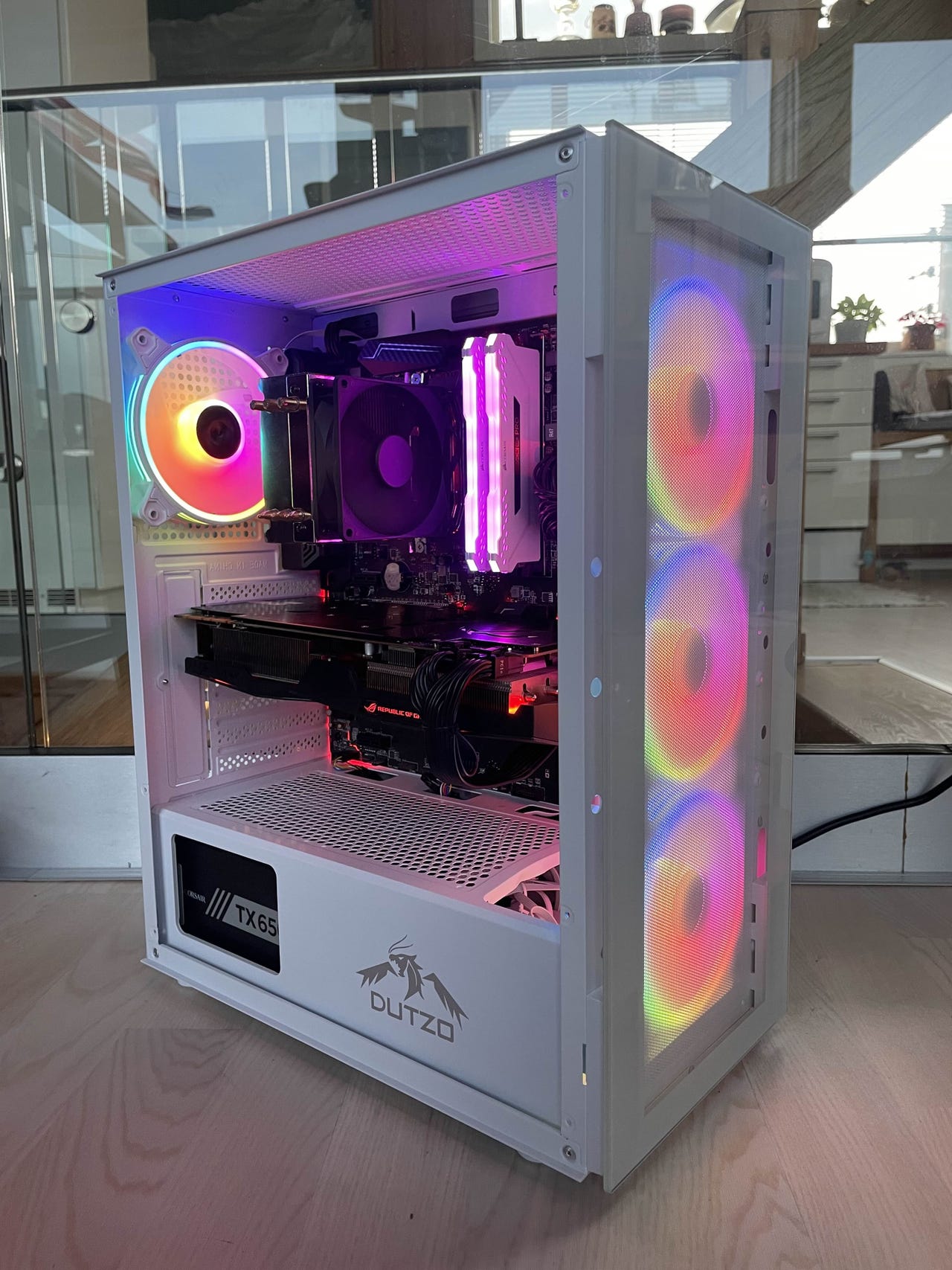 Hvit RGB Gaming PC | FINN-torget