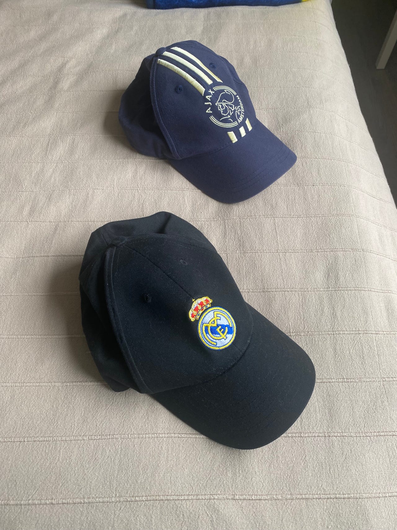 ⚽️🧢 MCF Real Madrid 🇪🇸 & Adidas Ajax 🇳🇱 Kapser (One Size) | FINN-torget