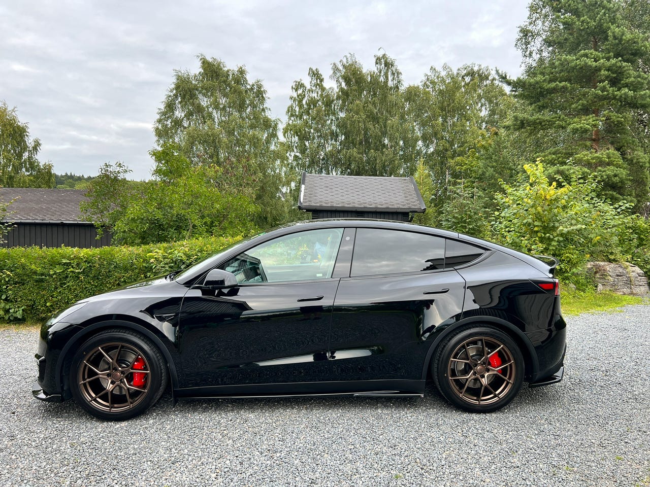 Sommerdekk og felger til Tesla Model Y selges | FINN-torget