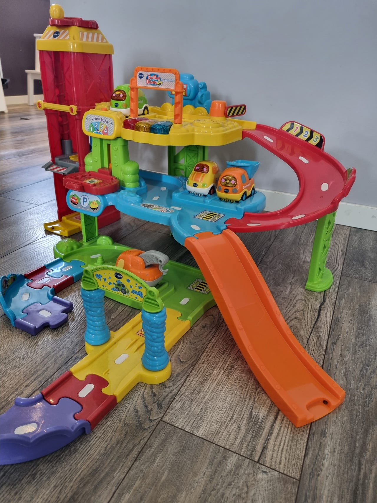 VTech Toot-Toot Drivers Bilbane med 4 biler | FINN-torget