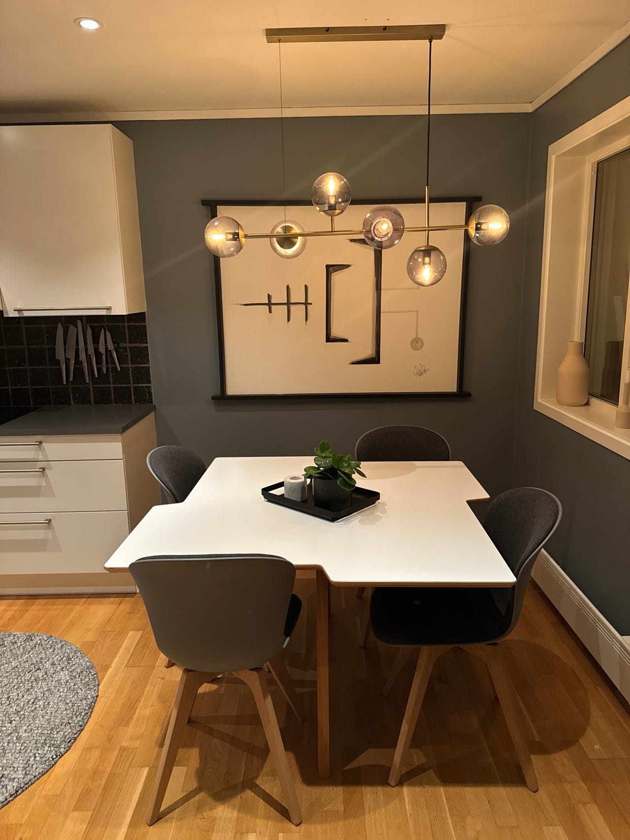 Dansk design bord med boconcept stoler , Pris kan diskuteres. Selges ...