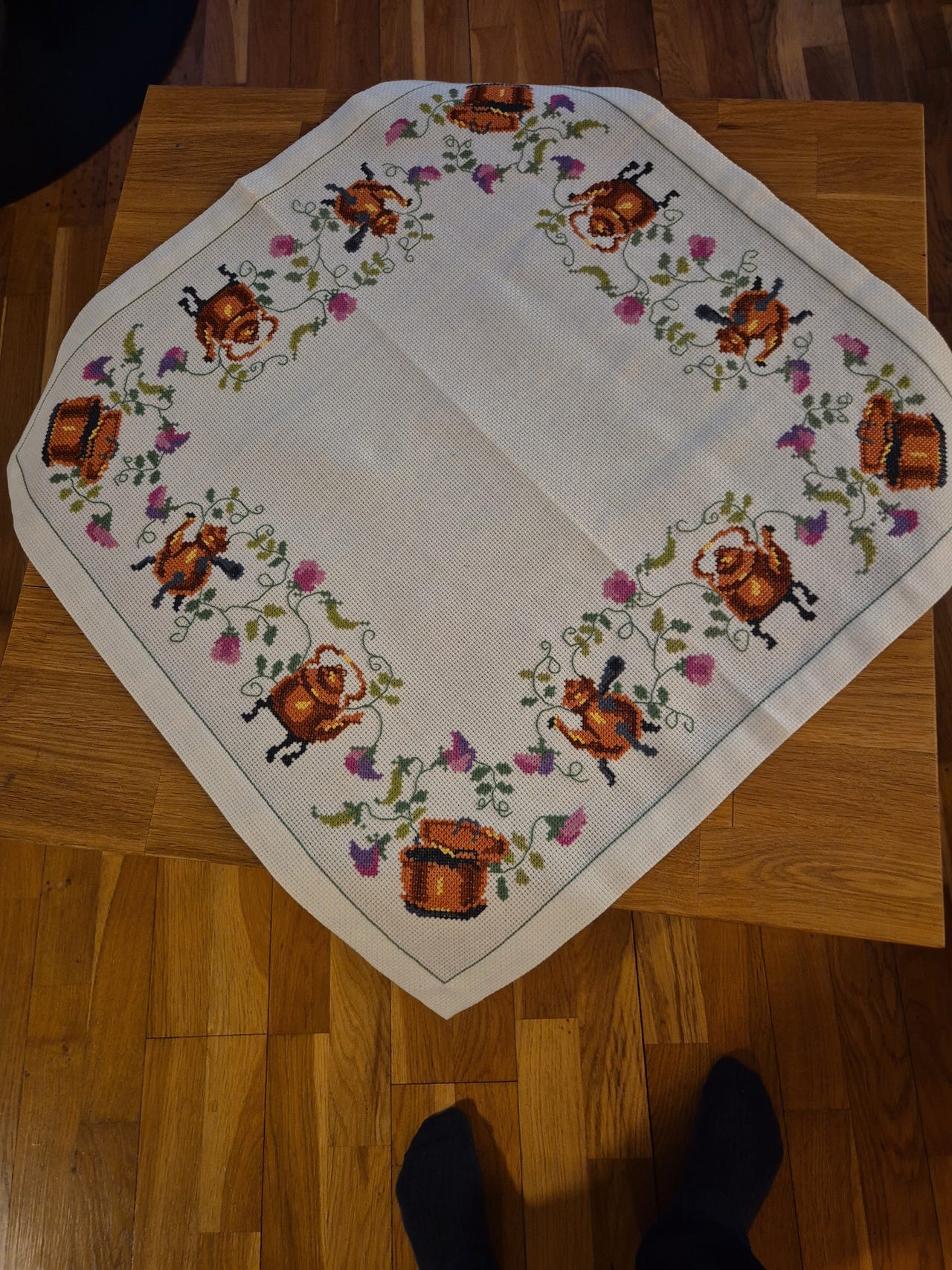 Nydelig ny brodert duk | FINN-torget