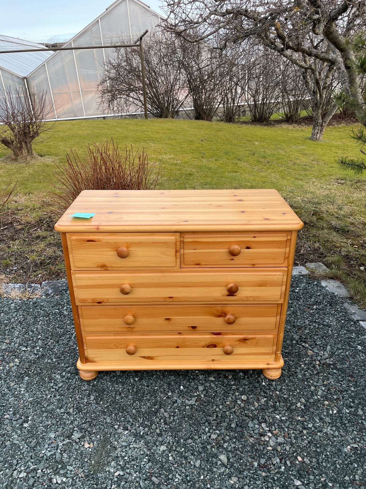 Solid furu kommode – klassisk og tidløs | FINN-torget