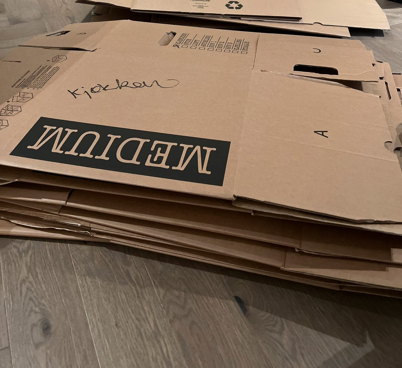 Flytteesker - 4 large, 4 medium - fra Europris | FINN-torget