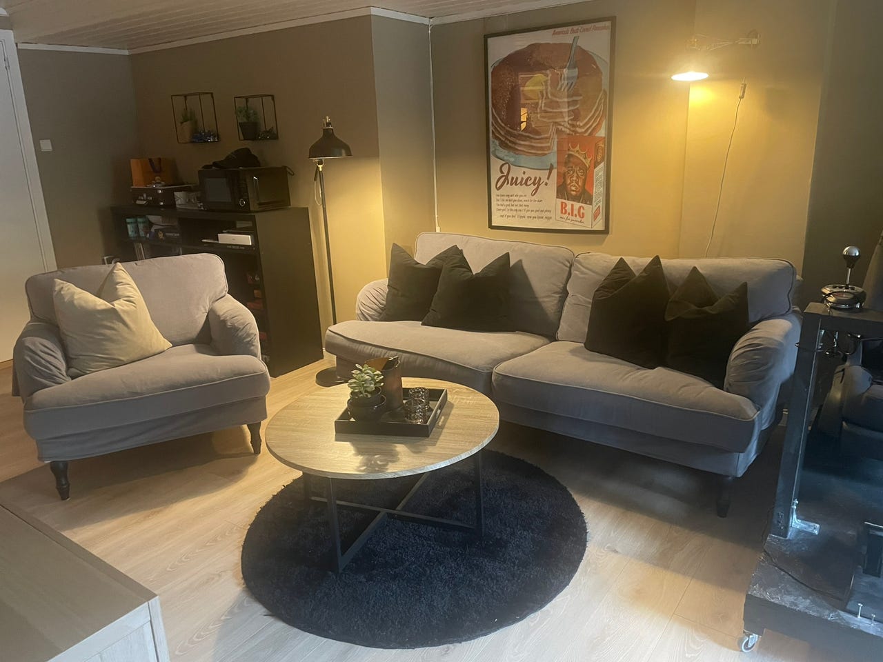 Klassisk lys grå sofa og lenestol selges - lite brukt ! | FINN-torget