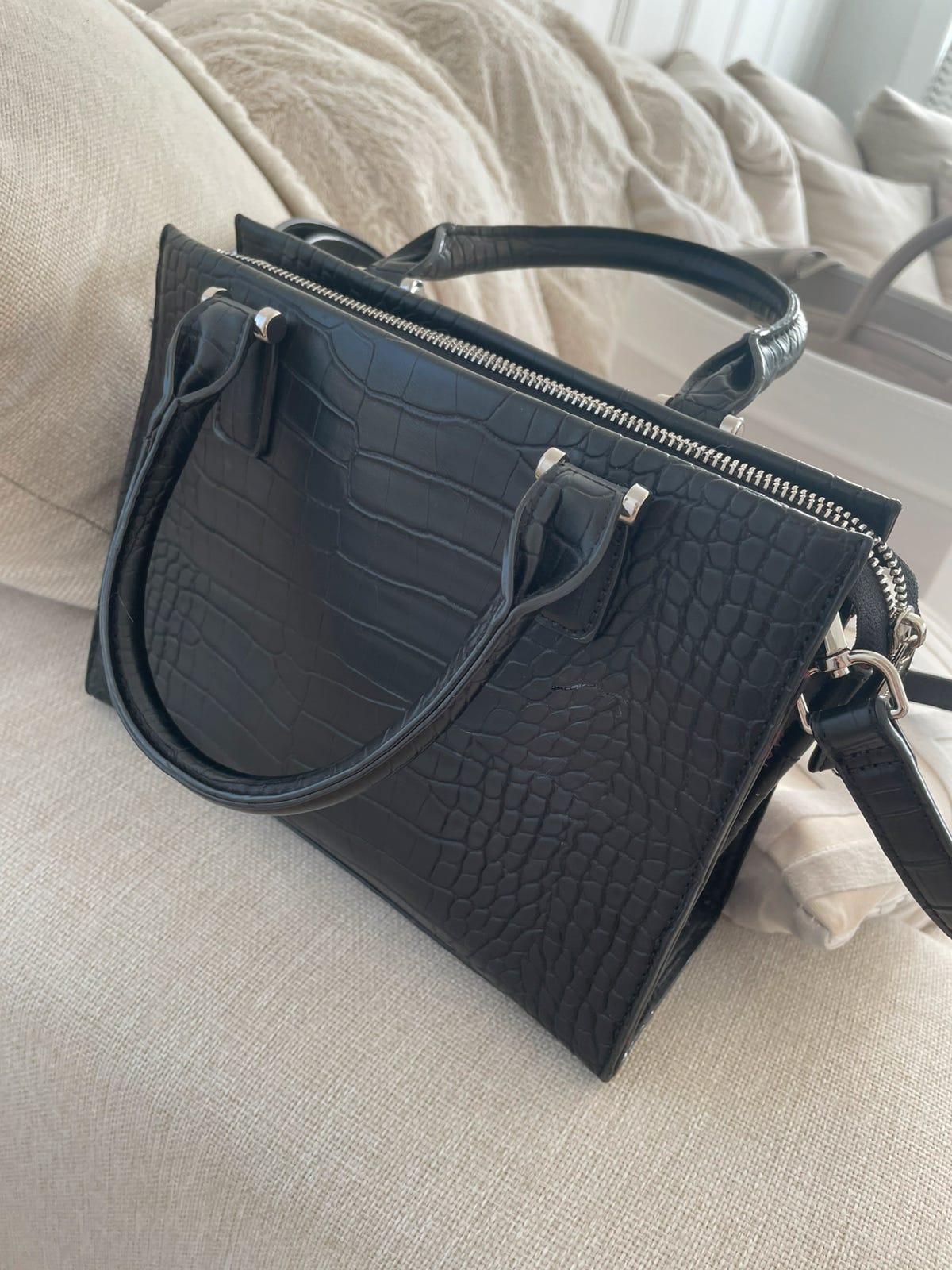 Pen sort veske, lite brukt. Selges billig pga flytting | FINN-torget