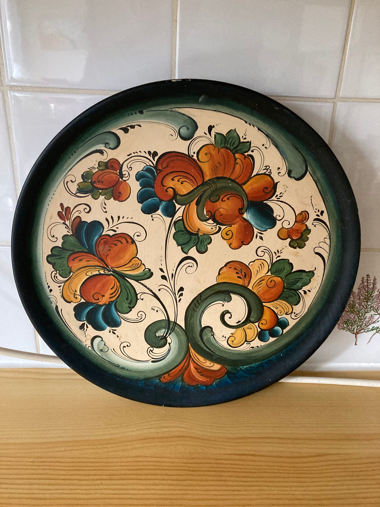 Nydelig rosemalt fat med snurr for pitsa og lignende | FINN-torget