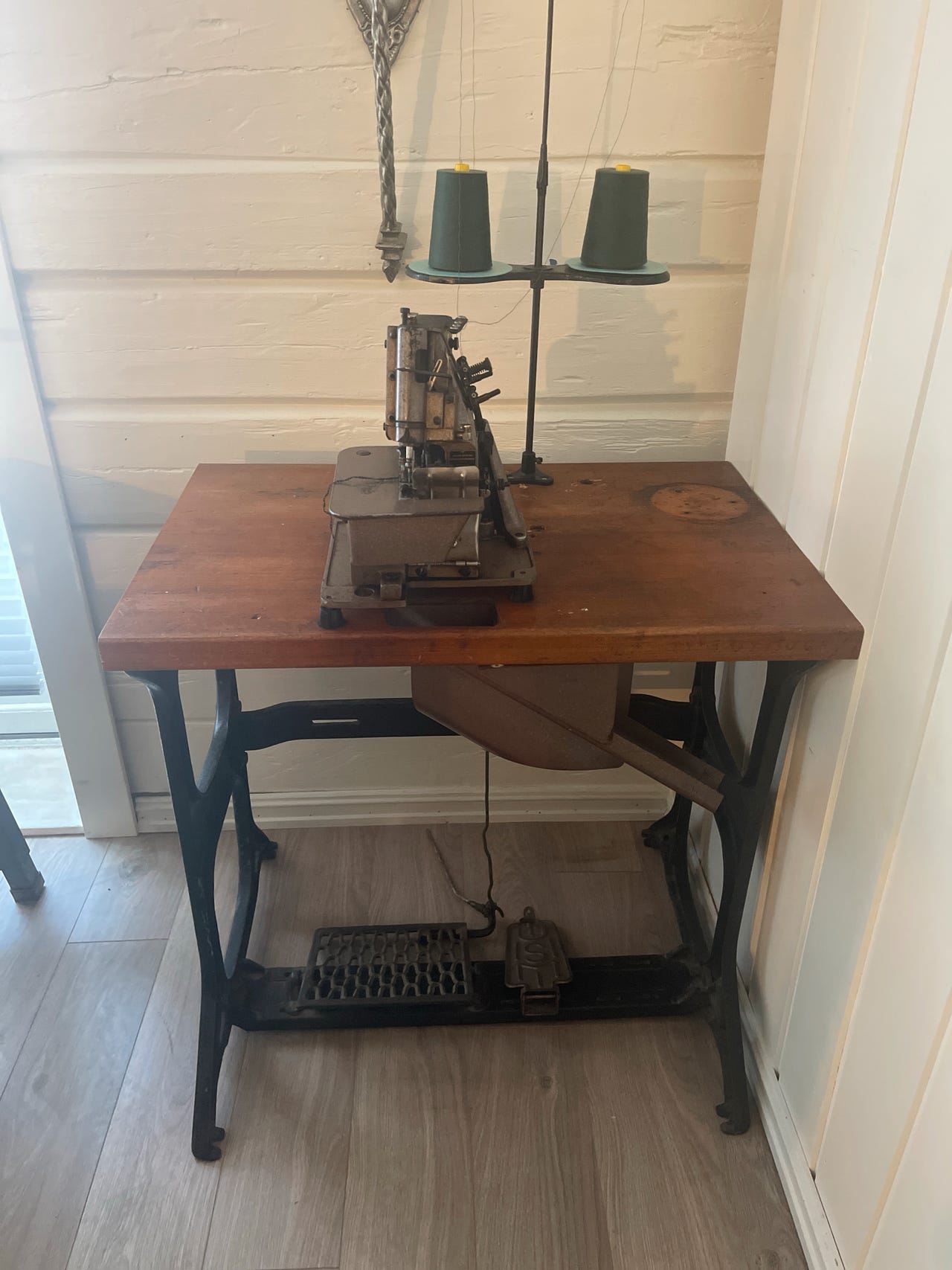 Sjelden mulighet😊 union special overlock. Syr bra men trenger motor ...