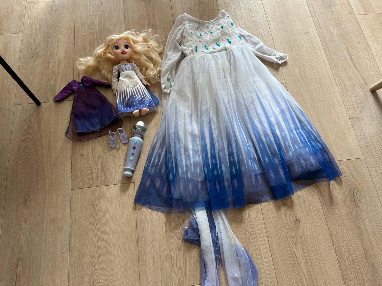 Nydelig Elsa kjole med interaktiv dukke | FINN-torget