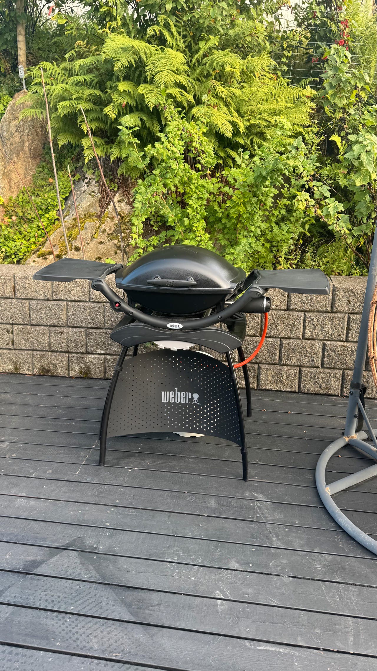 Weber Q2000 black med stativ og trekk | FINN-torget