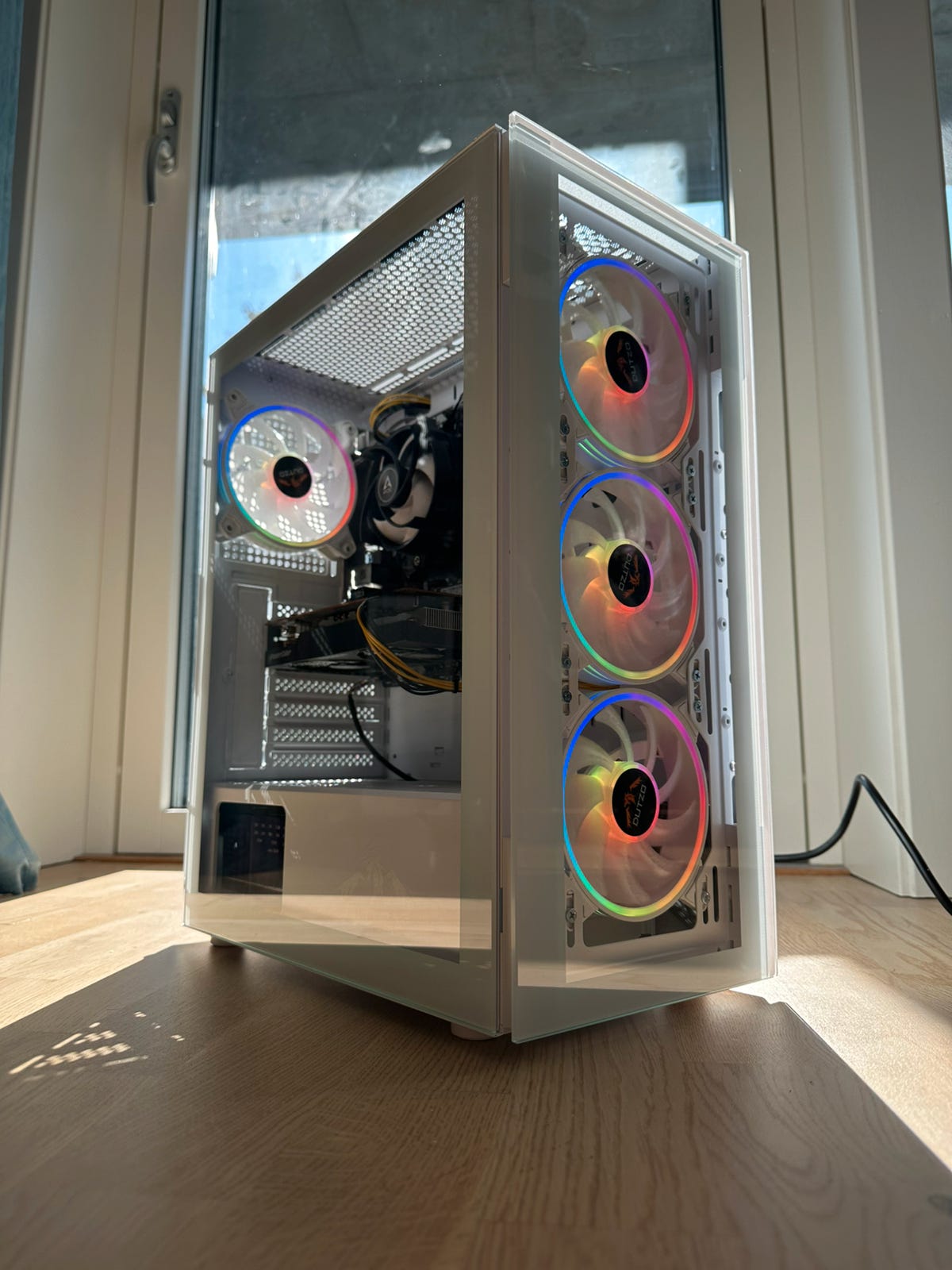 Kraftig Hvit Gaming PC med Wifi | FINN-torget