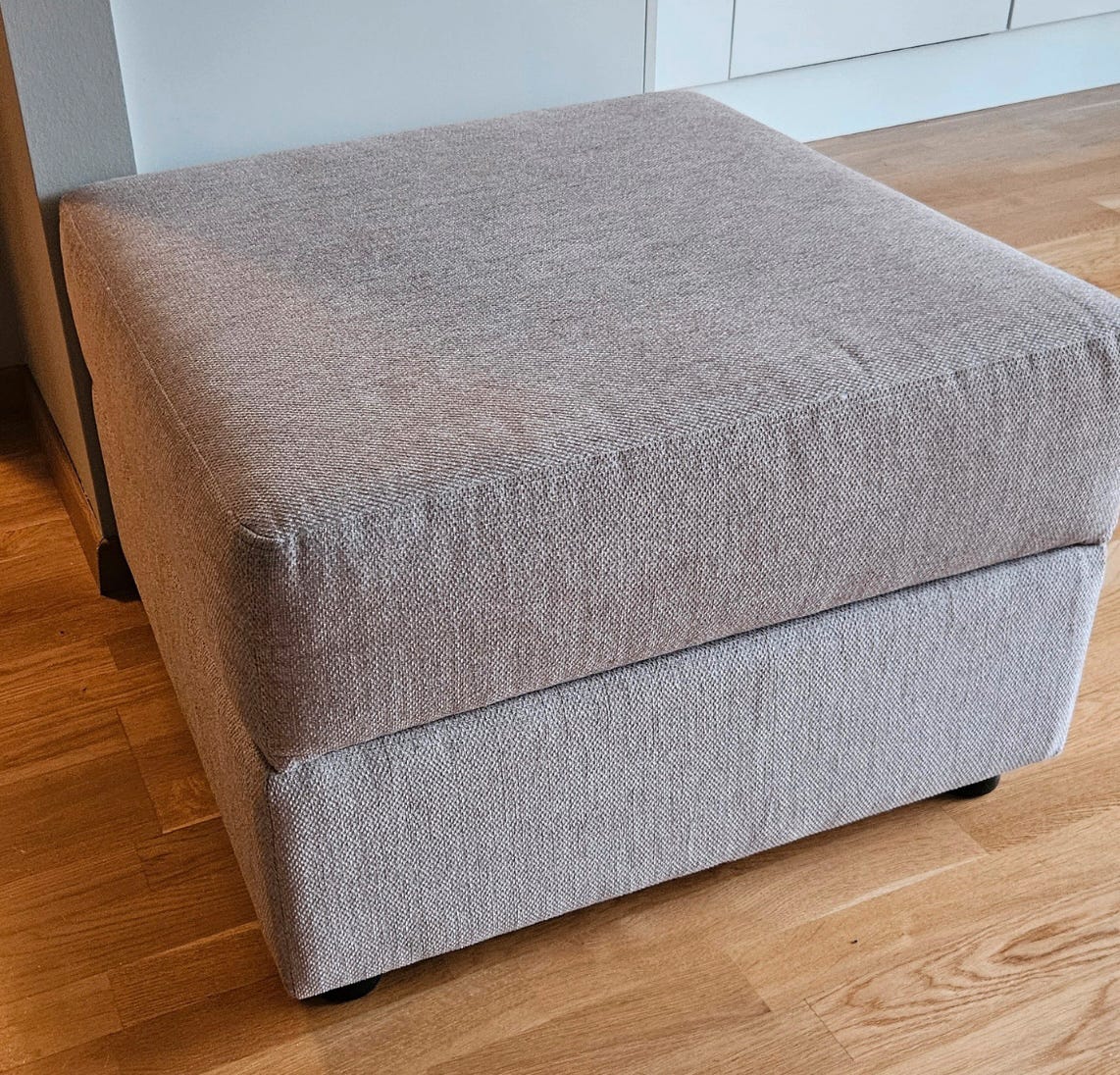 Stilren puff med oppbevaring - Perfekt for stue eller soverom! | FINN-torget