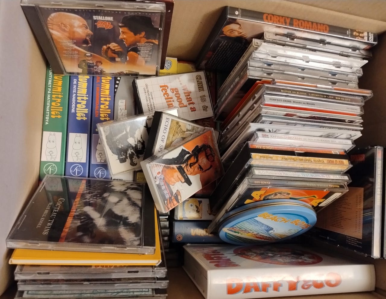 Eske med cd/vhs/mc selges! | FINN-torget