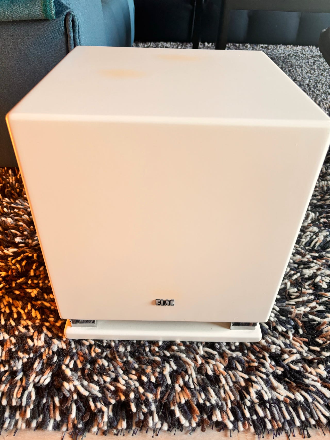 Elac SUB 2030 – kraftig og musikalsk subwoofer i hvit matt finish ...