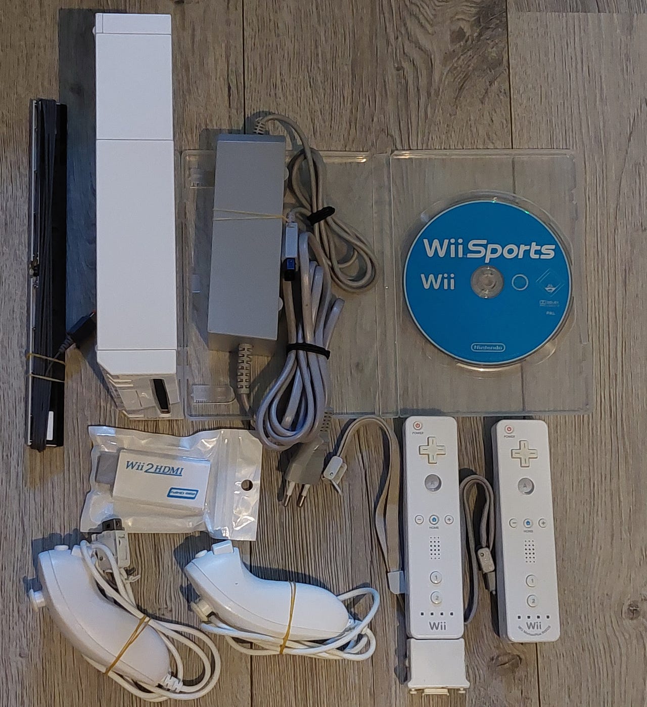 Nintendo Wii + 2 motion plus kontrollere, nunchucks + Wii Sports + HDMI ...