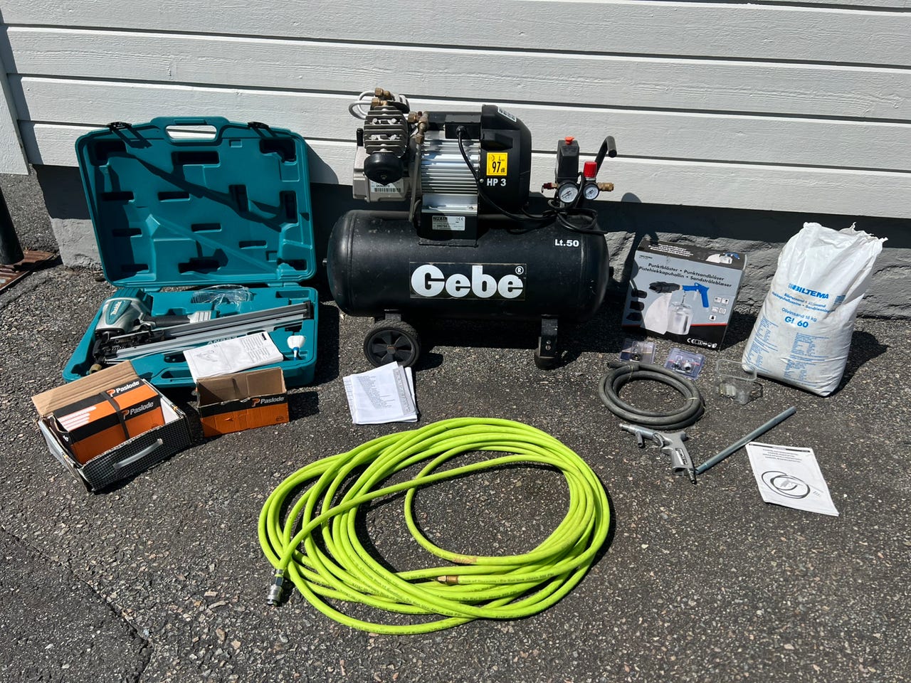 Trykkluftpakke - kompressor, luftslange, spikerpistol og sandblåser ...