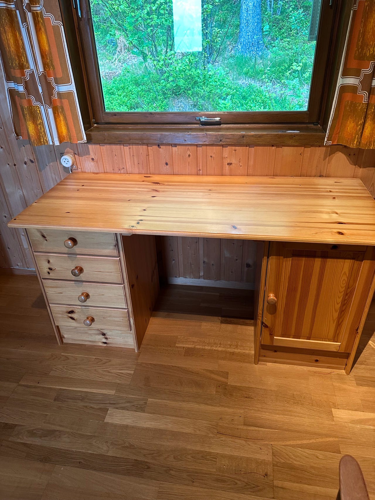 Solid furu skrivebord m skuffer og skap. | FINN-torget
