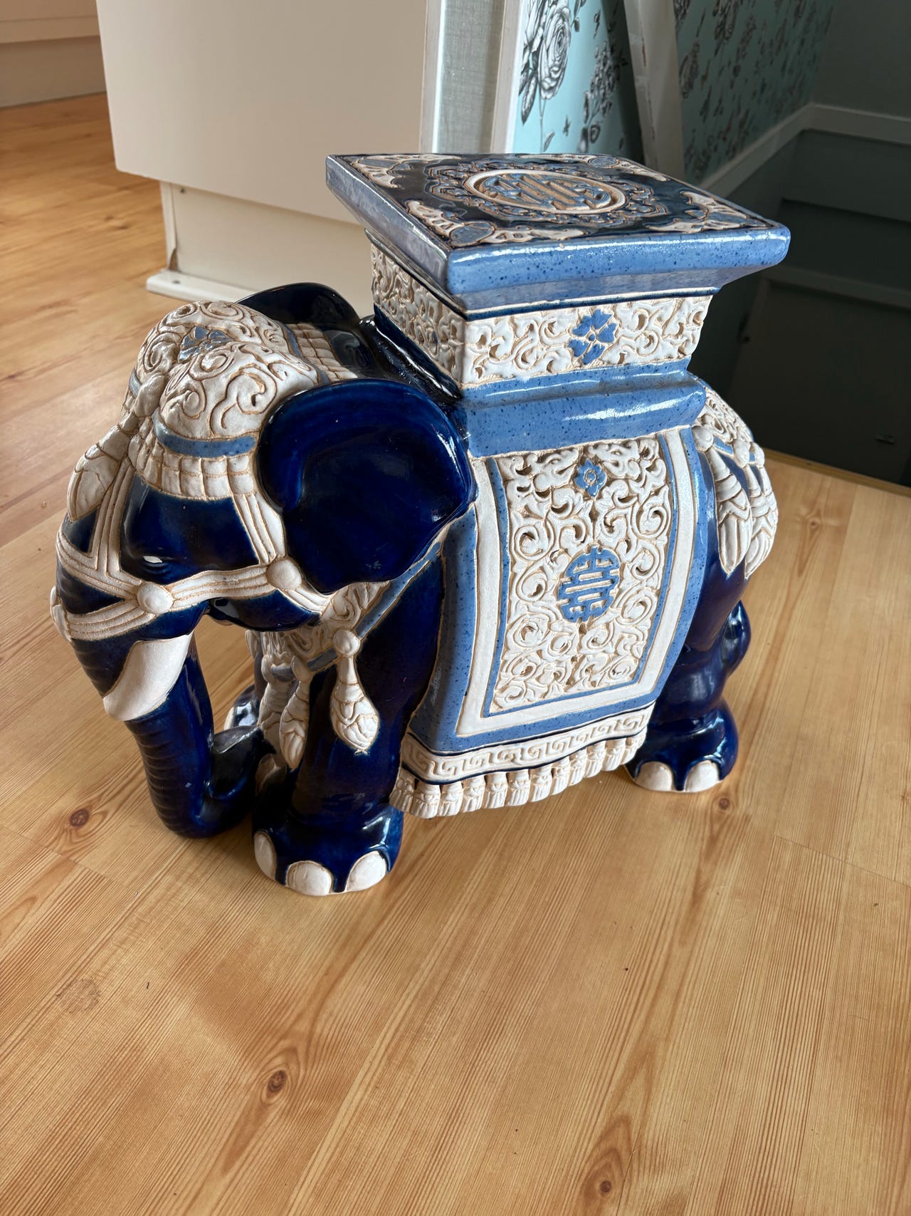 Pidestall Elefant i keramikk | FINN-torget