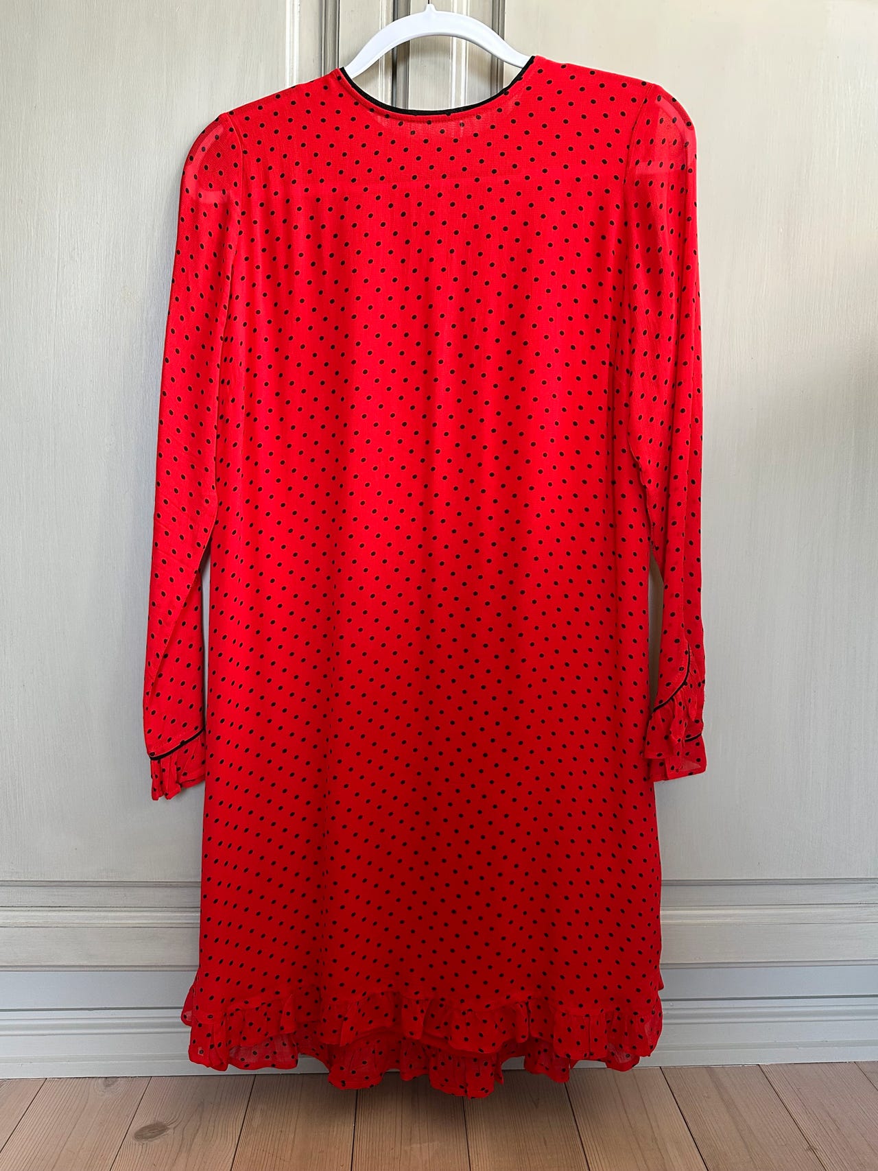 GANNI Rød kjole med sorte prikker. | FINN-torget