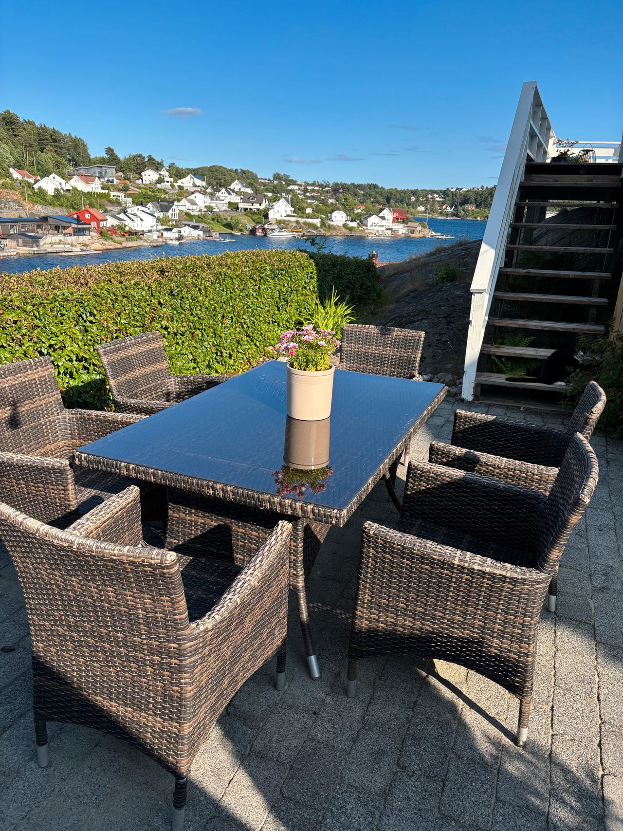 Rotting bord med fire stoler | FINN-torget