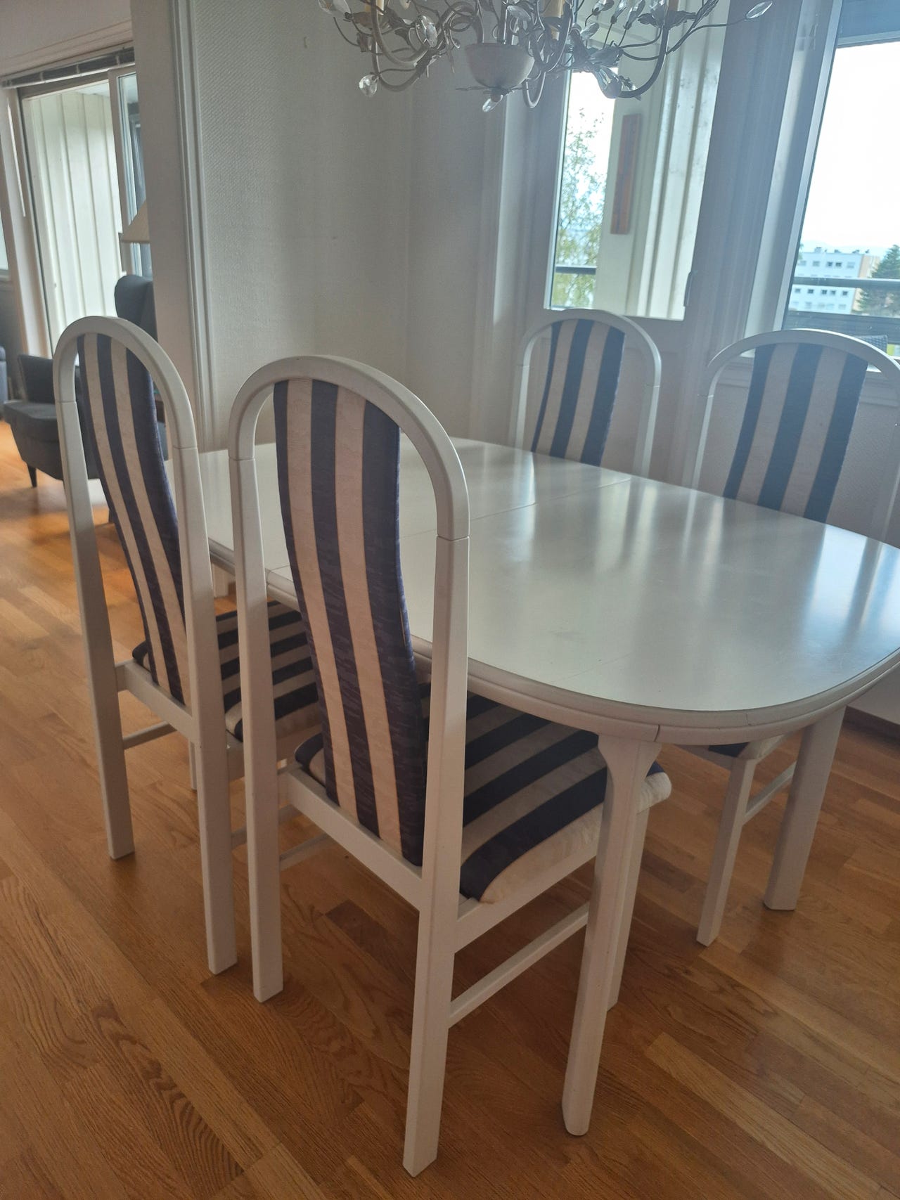 Spisebord, 6 stoler og skap. | FINN-torget