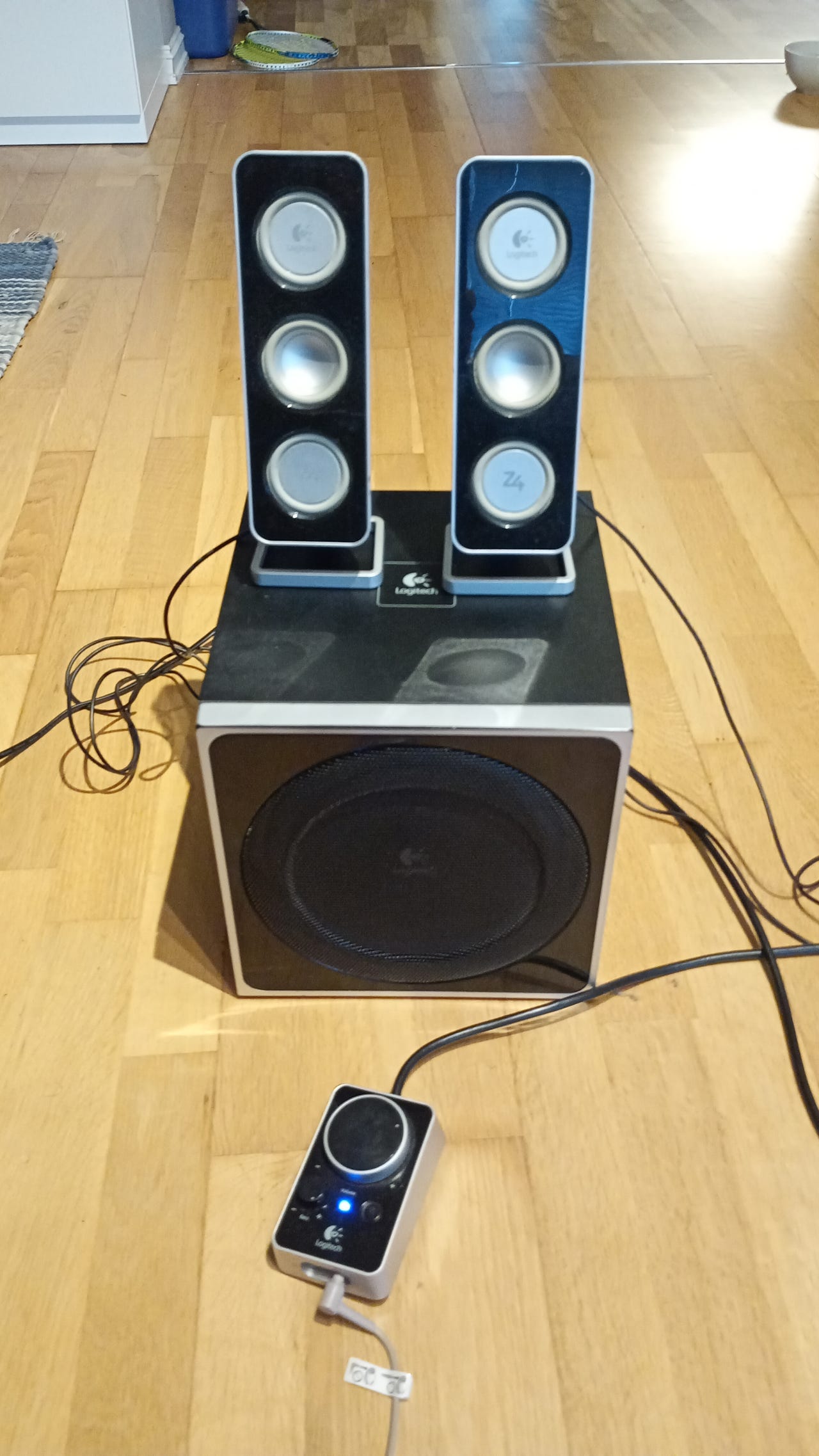 LOGITECH Z4 pc-høyttalere med sub | FINN-torget