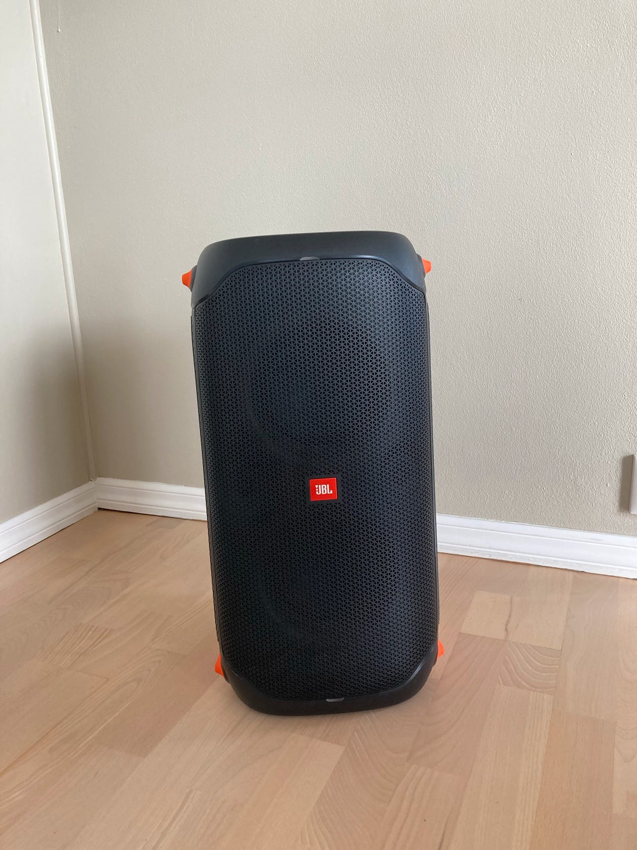 JBL PartyBox 110 Bluetooth-høyttaler svart med oransje detaljer | FINN ...