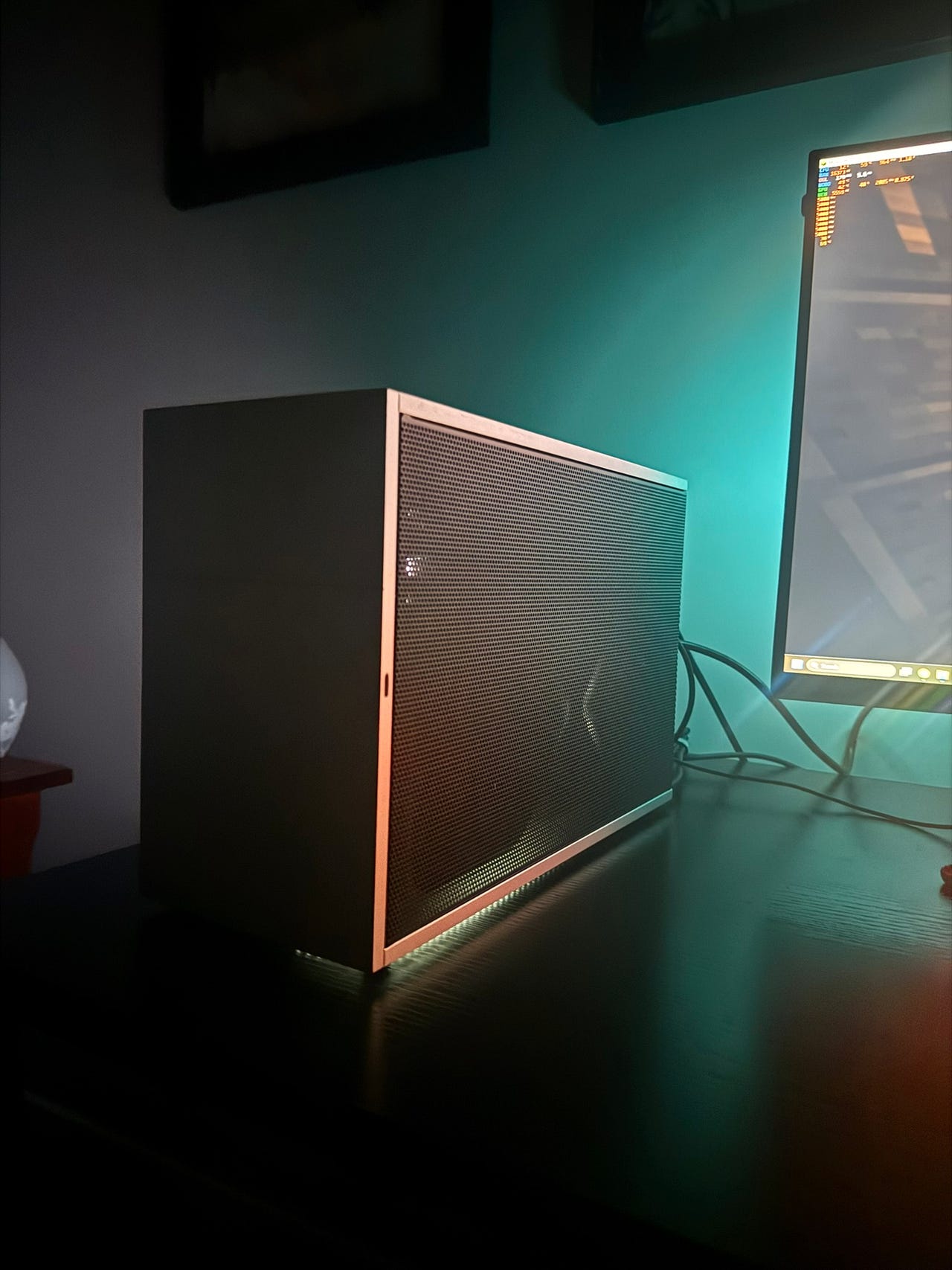 9.9L SLEEPER Jobb/Gaming PC 4090FE/9800X3D/32GB/8TB SSD s | FINN-torget