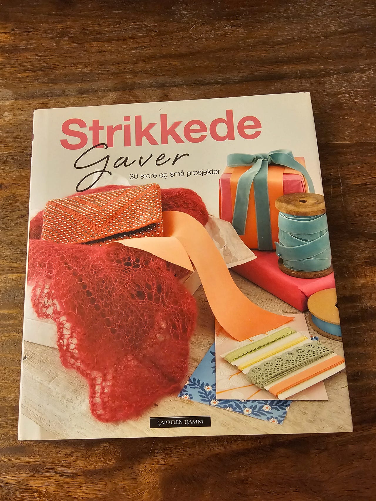 Strikkede gaver. 30 store og små prosjekter. Debbie Bliss | FINN-torget