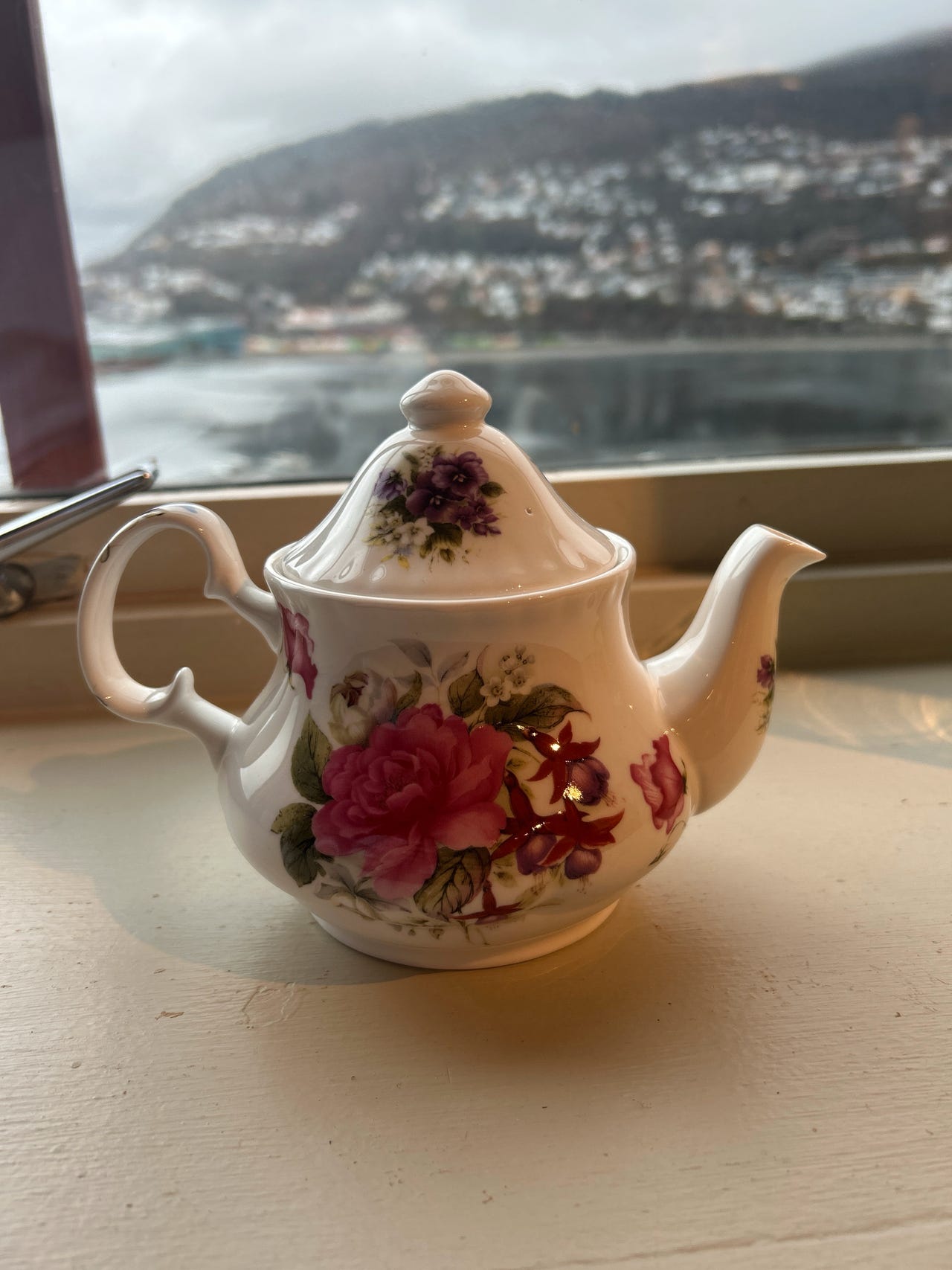 Nydelig liten engelsk tekanne staffordshire associated potters | FINN-torget