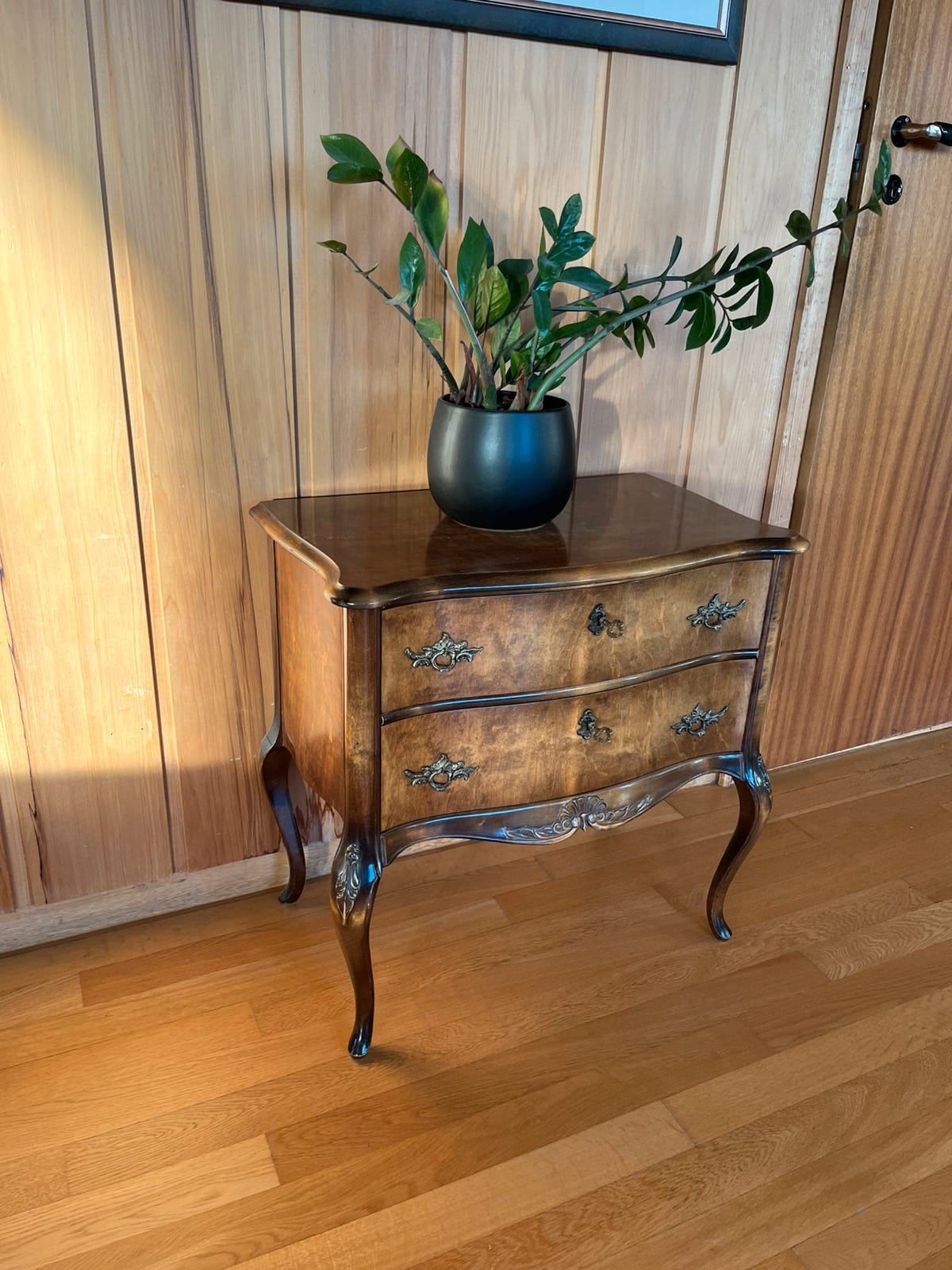 Nydelig liten kommode med to låsbare skuffer | FINN-torget