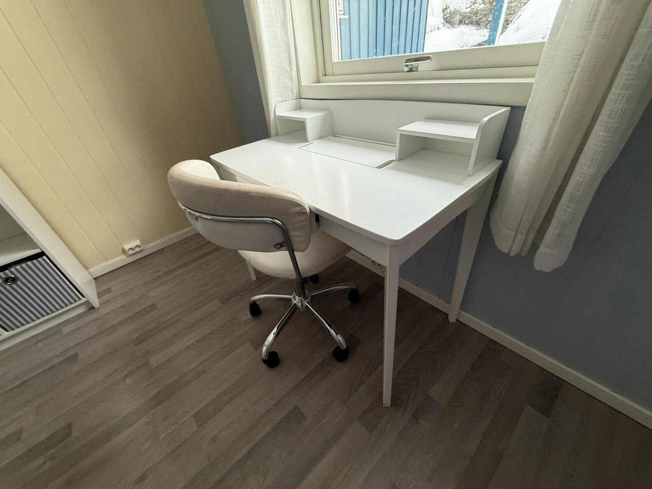 Hvit pult gis bort | FINN-torget