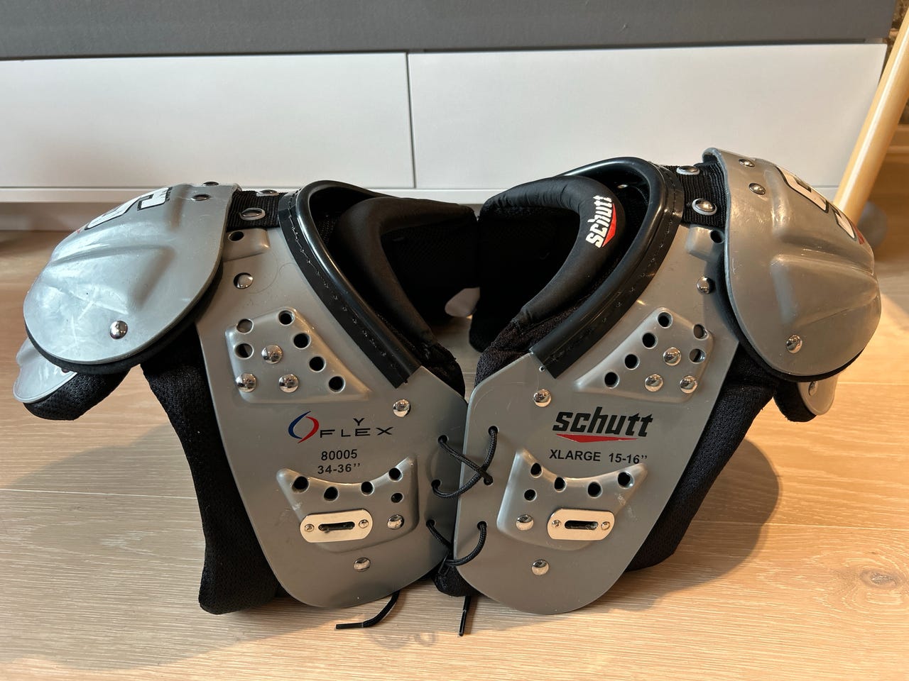 RESERVERT Shoulder pads til Amerikansk fotball | FINN-torget